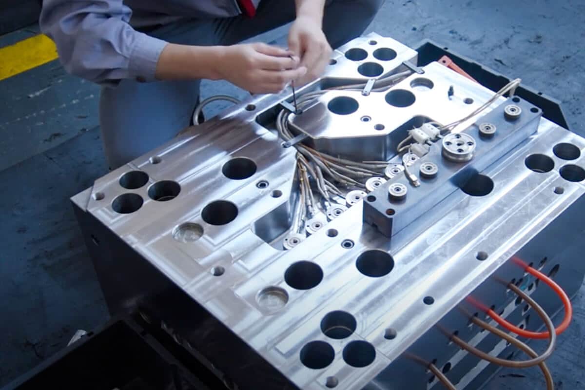 hot runner mold - YUCO MOLD